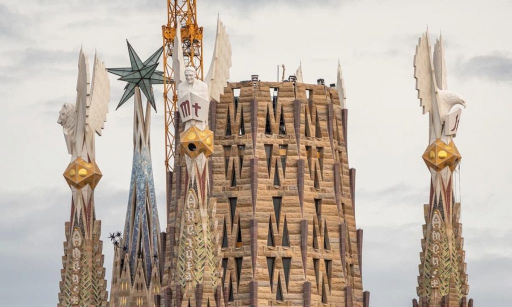 Luminous Christmas at the Sagrada Familia: The Towers of the ...